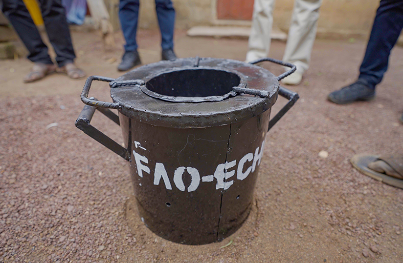 Un foyer amélioré innovant promu par la FAO facilite la vie des ménages ...